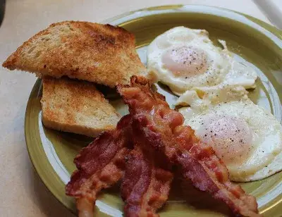 how to cook bacon and eggs